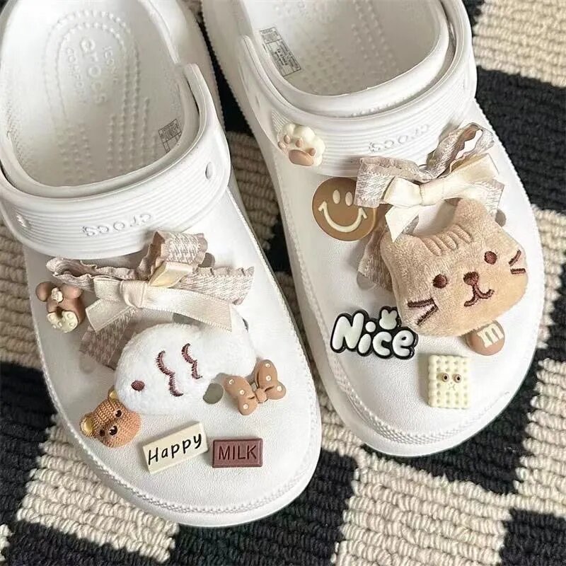 Джиббитсы 15 шт, декор для обуви Crocs, бежевый, пластик, с подвесками: кошачья мордочка, облачко, бабочки, печенье, надписи, лапка, мишка