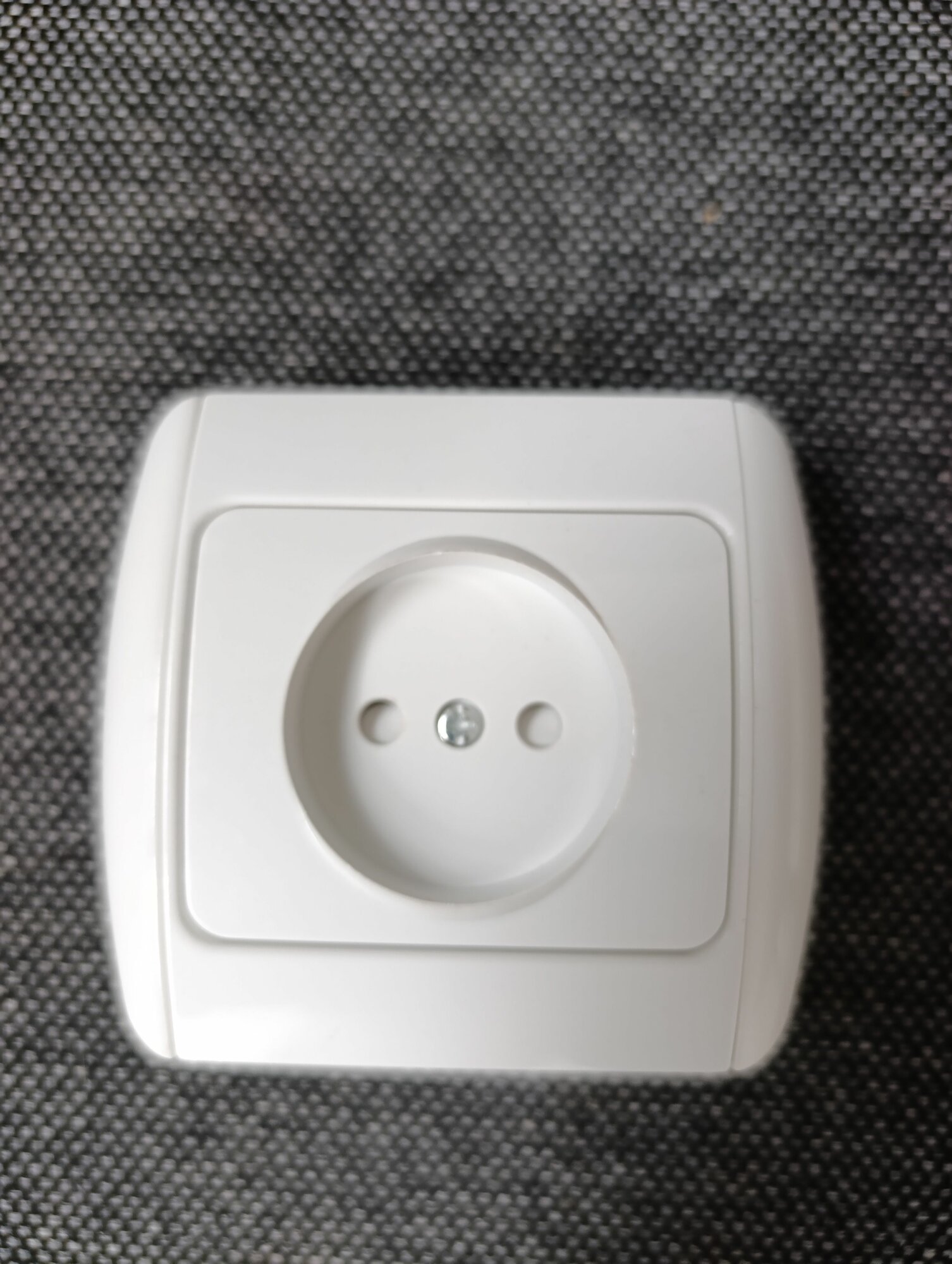 Розетка одинарная для внутренней проводки белая