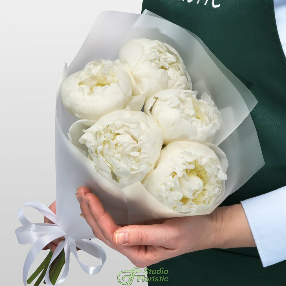 Букет STUDIO FLORISTIC "Белый ангел", белые пионы, монобукет, высота 40см