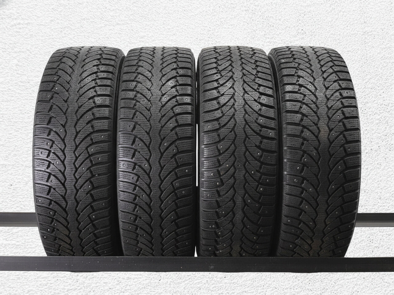 Комплект (4 шт) зимних БУ шин шипованные Formula Ice 225/65 R17 30% износ MEBZ027
