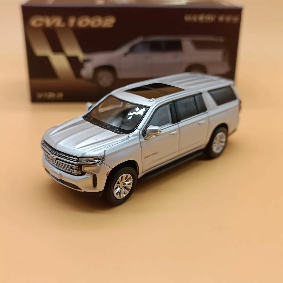 MASSDI Модель автомобиля Chevrolet Suburban 1:64, серебристый