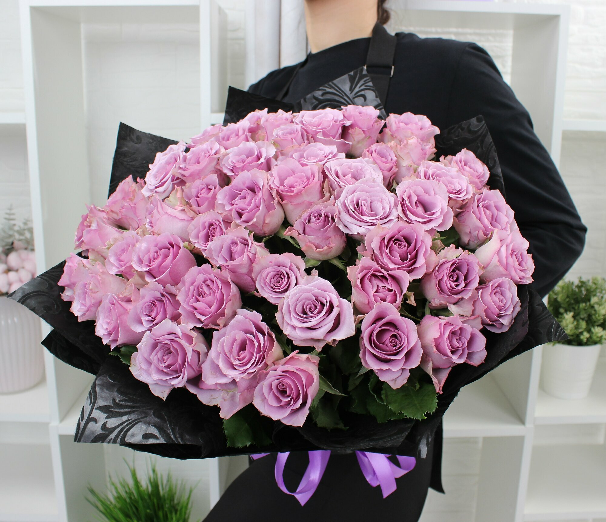 Монобукет THE FLOREAL сиреневая роза 51 штука, высота 40 см, с бантом