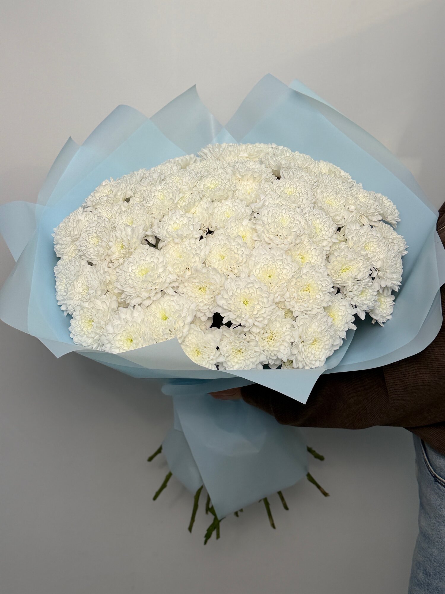 Букет из кустовых хризантем "Элегантность", 25 шт, в голубой упаковке, белые, с запиской в подарок