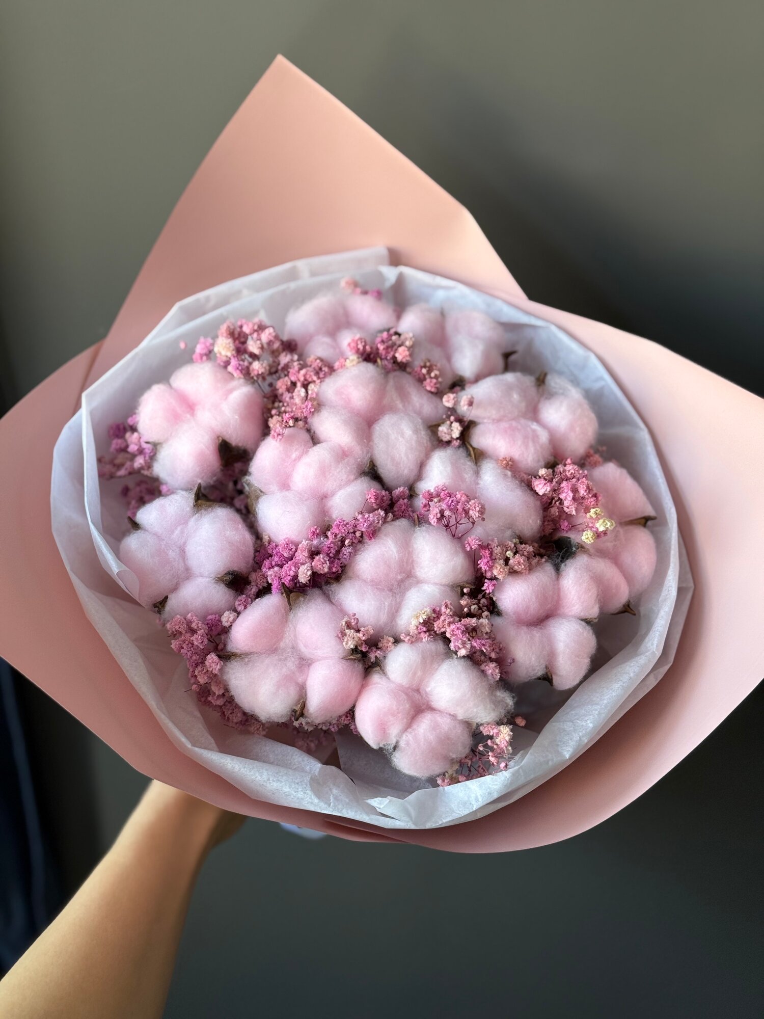 Букет из гипсофилы и хлопка нежный