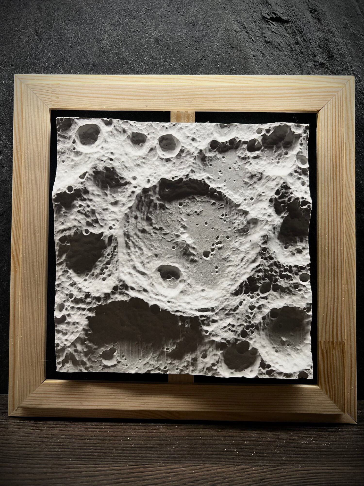 Лунный кратер Килер — декоративный рельеф из гипса, 18×18 см