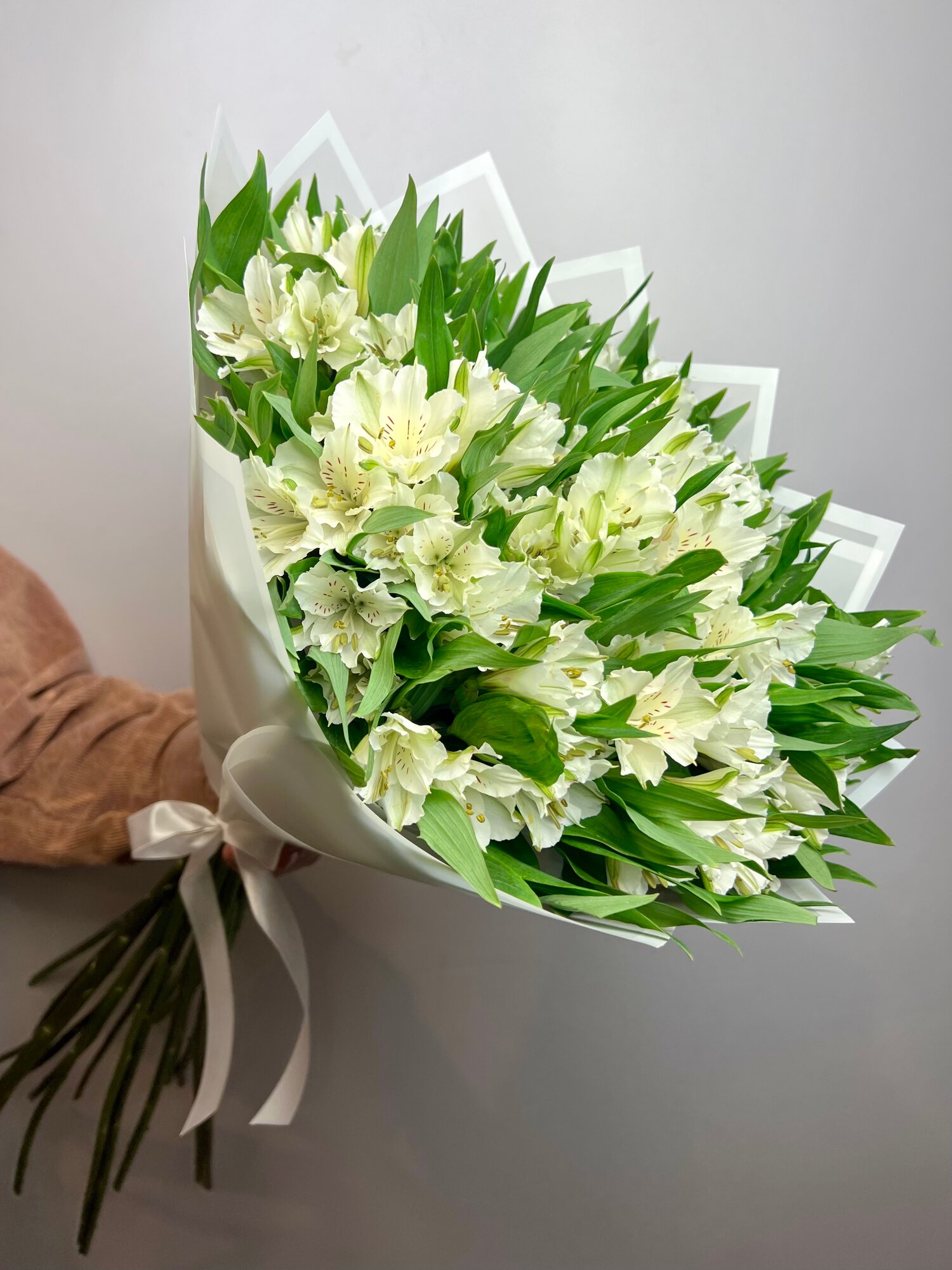 Пышный и стойкий монобукет из 15 белых альстромерий