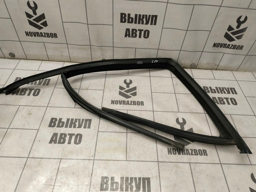 Уплотнитель стекла двери Skoda Fabia 2007-2015