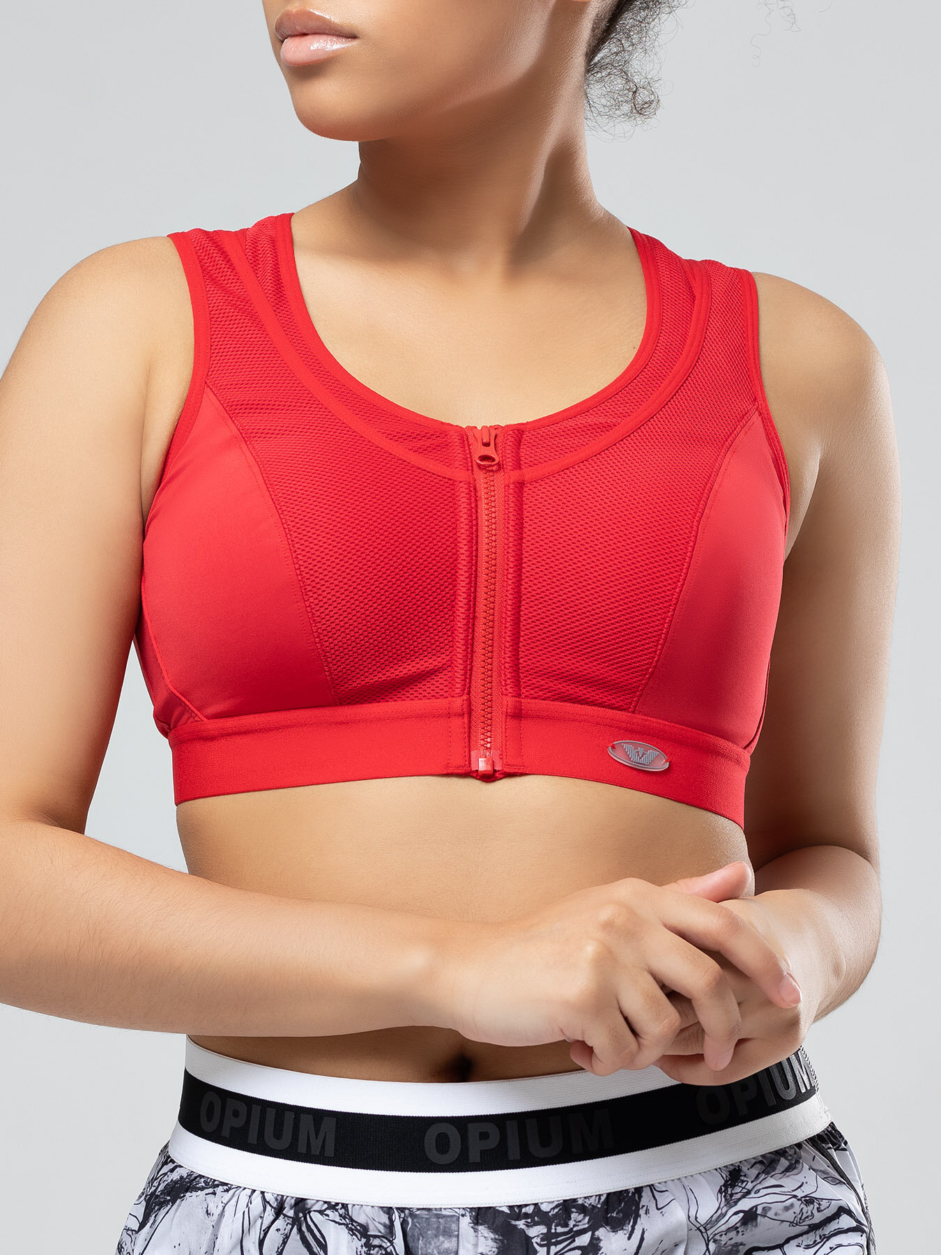 Топ спортивный на молнии с чашками для фитнеса