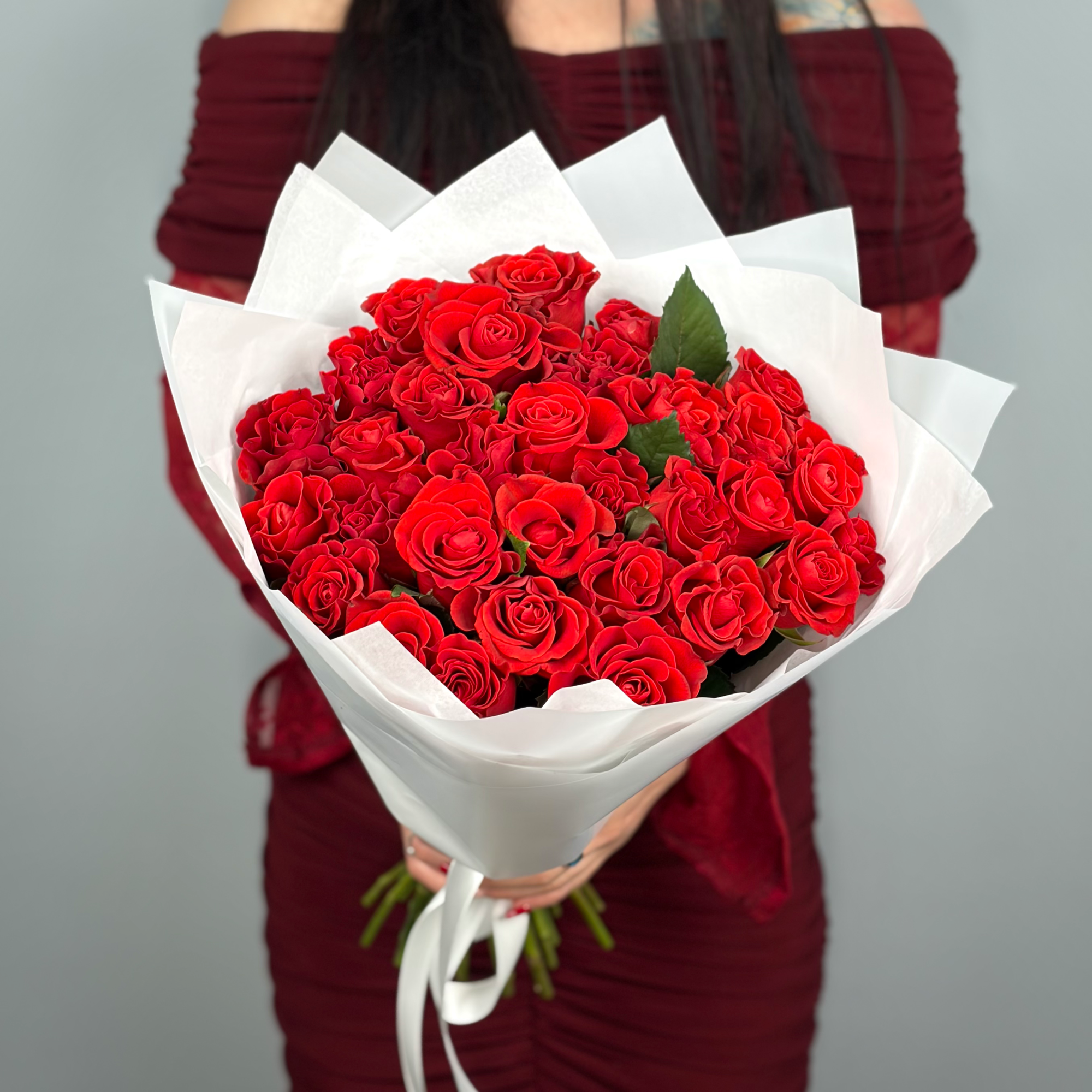 Букет из 31 красной розы Эль-торо 50 см в стильной упаковке. «365 Поводов» - живые цветы с доставкой