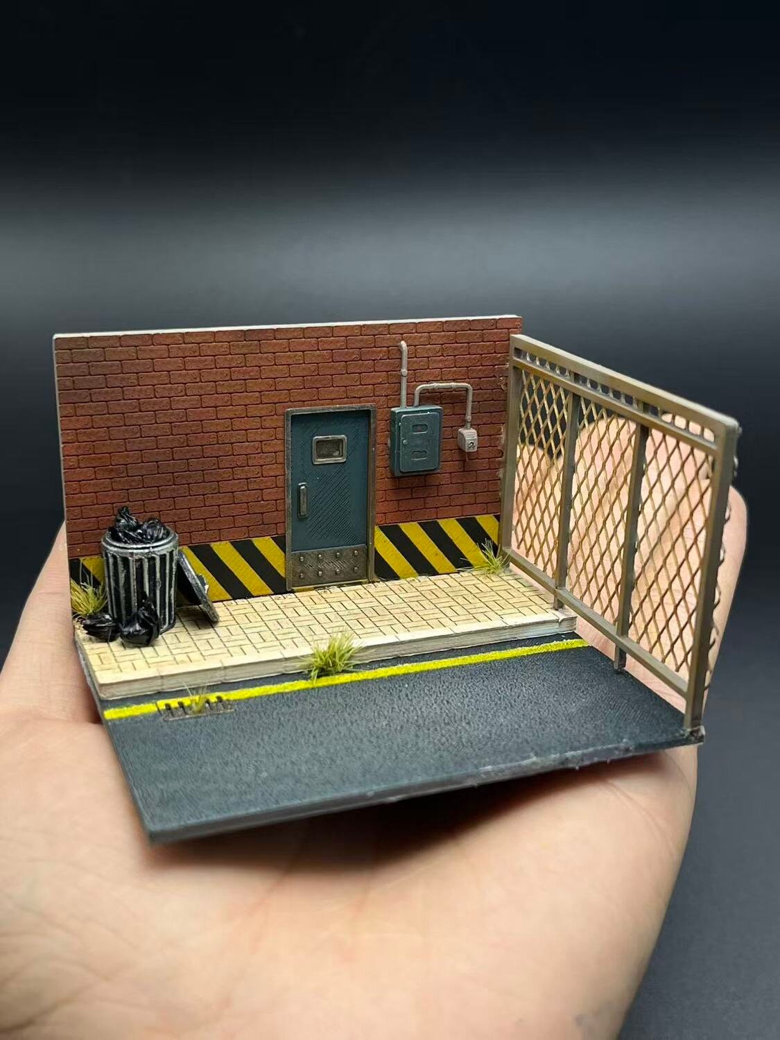 Белая модель для диорам 1:64 — задняя дверь здания, из пластика, для самостоятельной росписи, с клеем, без машинок