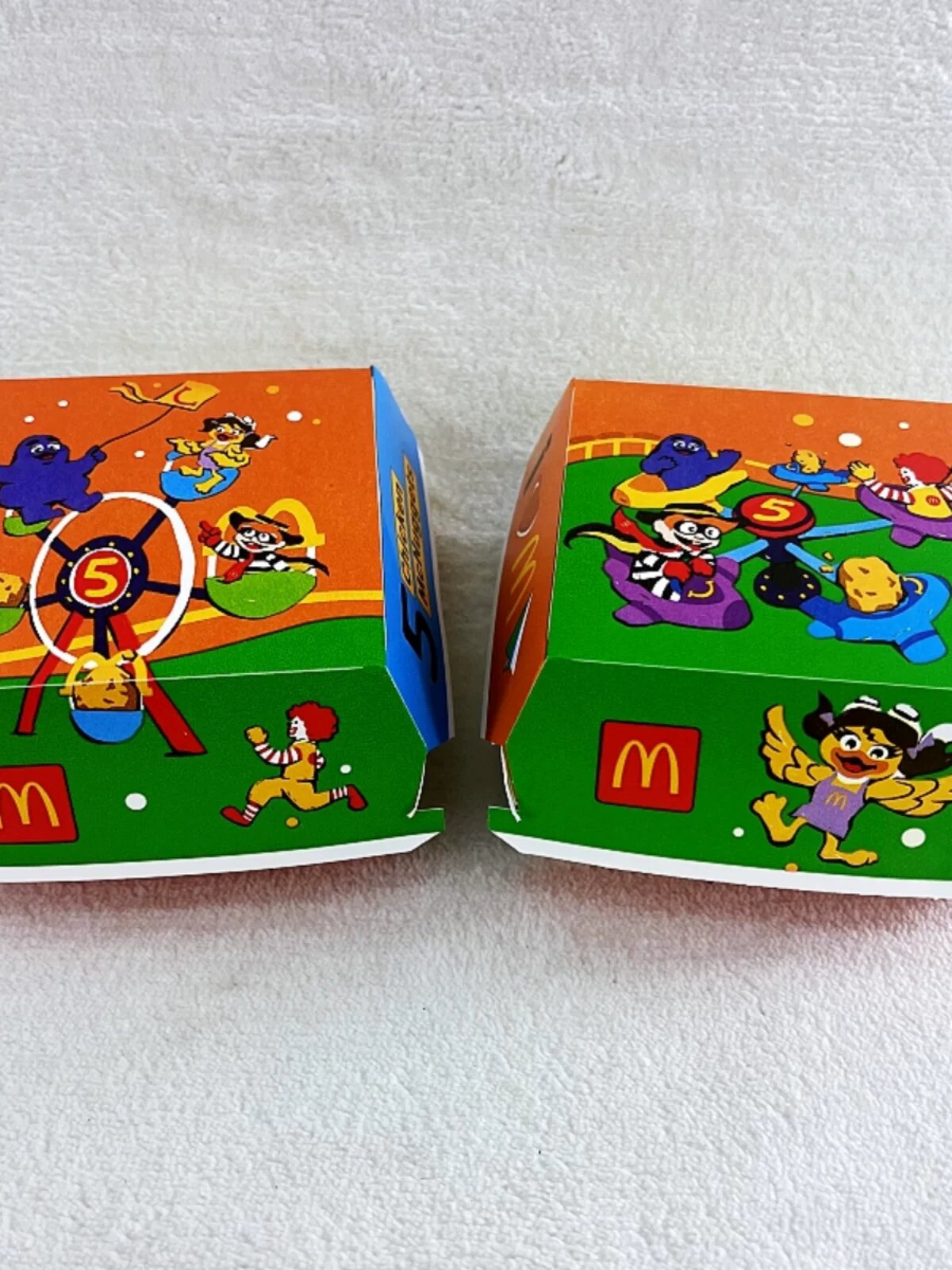 Полный набор игрушек McDonald's: игровая консоль, синяя сумка, тарелка, 2 коробки с куриными кусочками, тема русского