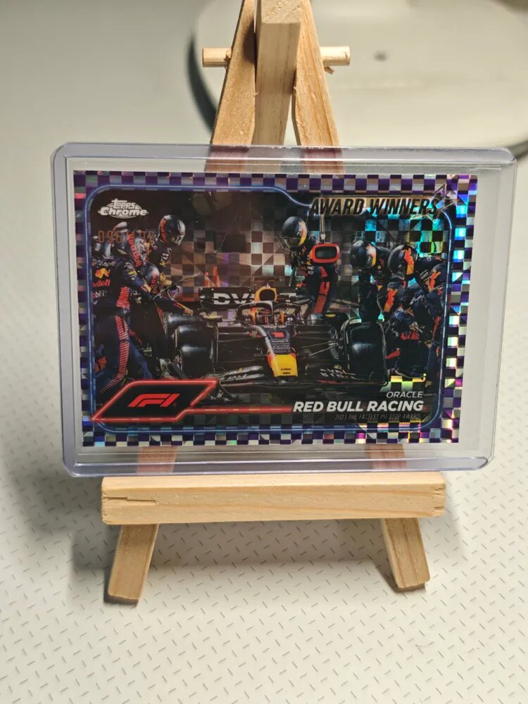 Коллекционная карточка Topps 2025 Turbo Attax F1 Racing Car с пронумерованным ограниченным тиражом RED BULL RACING 096/199