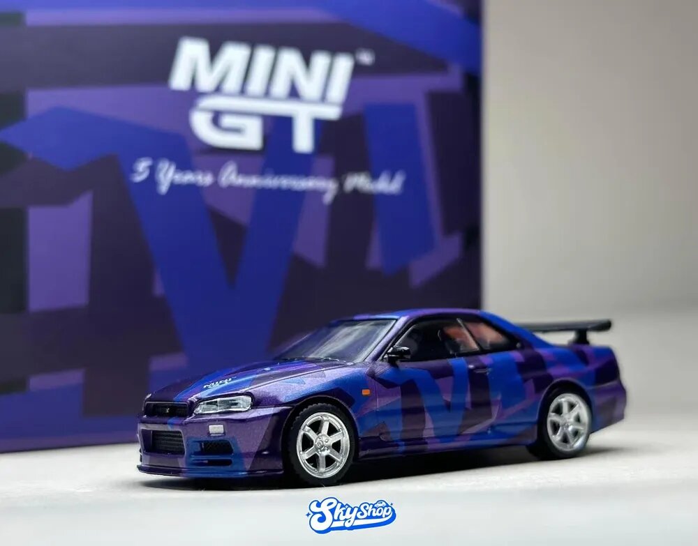 Машинка металлическая модель MINI GT 1:64 #446 Nissan Skyline GT-R (R34) V-Spec II MINI GT Digital Camouflage Purple