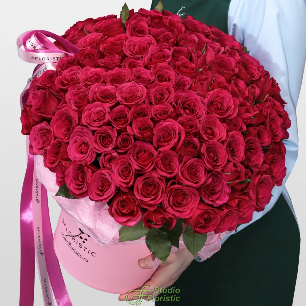 Букет STUDIO FLORISTIC "Малиновая Кения", розы, 101 цветок, в коробке