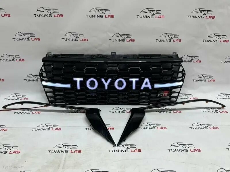 Решетка радиатора Toyota Land Cruiser Prado 150 (2017+) стиль Land Cruiser 300 GR, с ресничками и LED-подсветкой, чёрная, ABS пластик, установка в штатные места