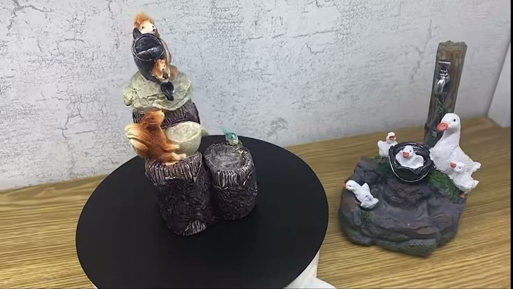 Садовая фигурка белка с солнечной батареей, водопад из крана, подарок для сада и дачи — фото 1
