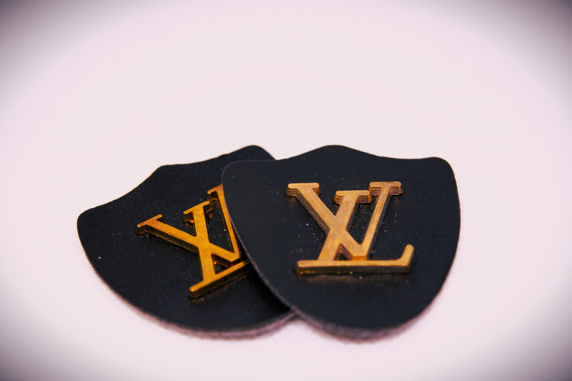 Нашивка кожаная, LV, 4*4 см