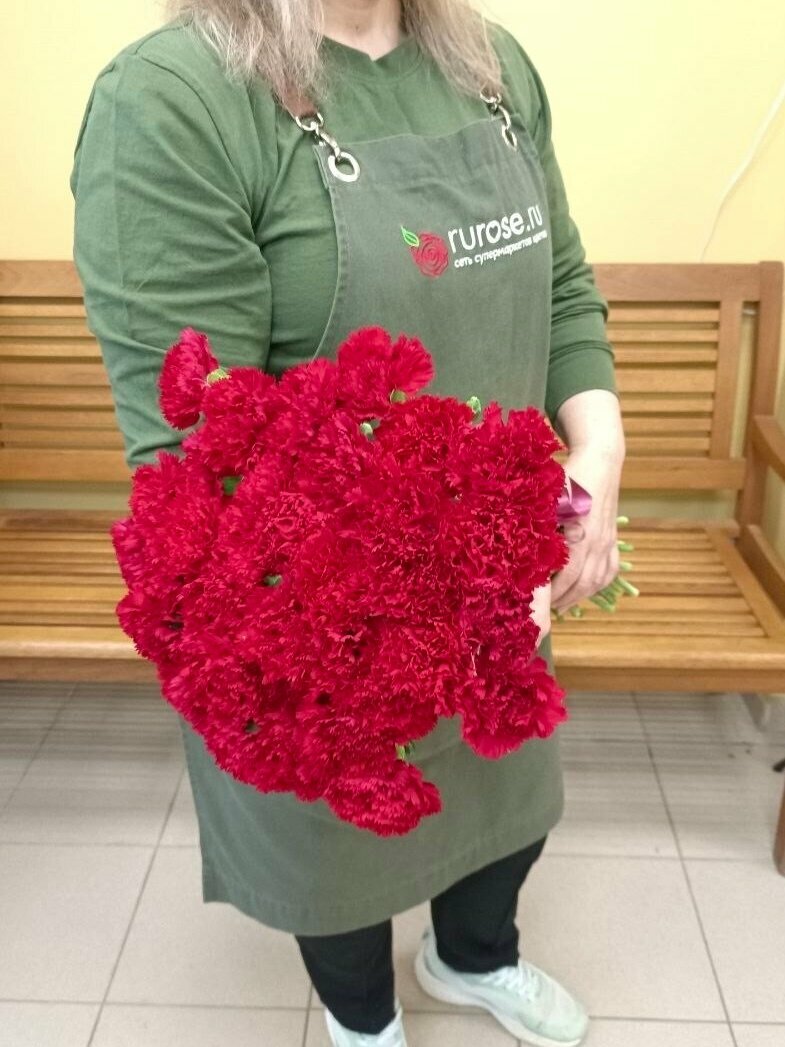 Живые цветы букет красных гвоздик 35 шт "Пылающее сердце"