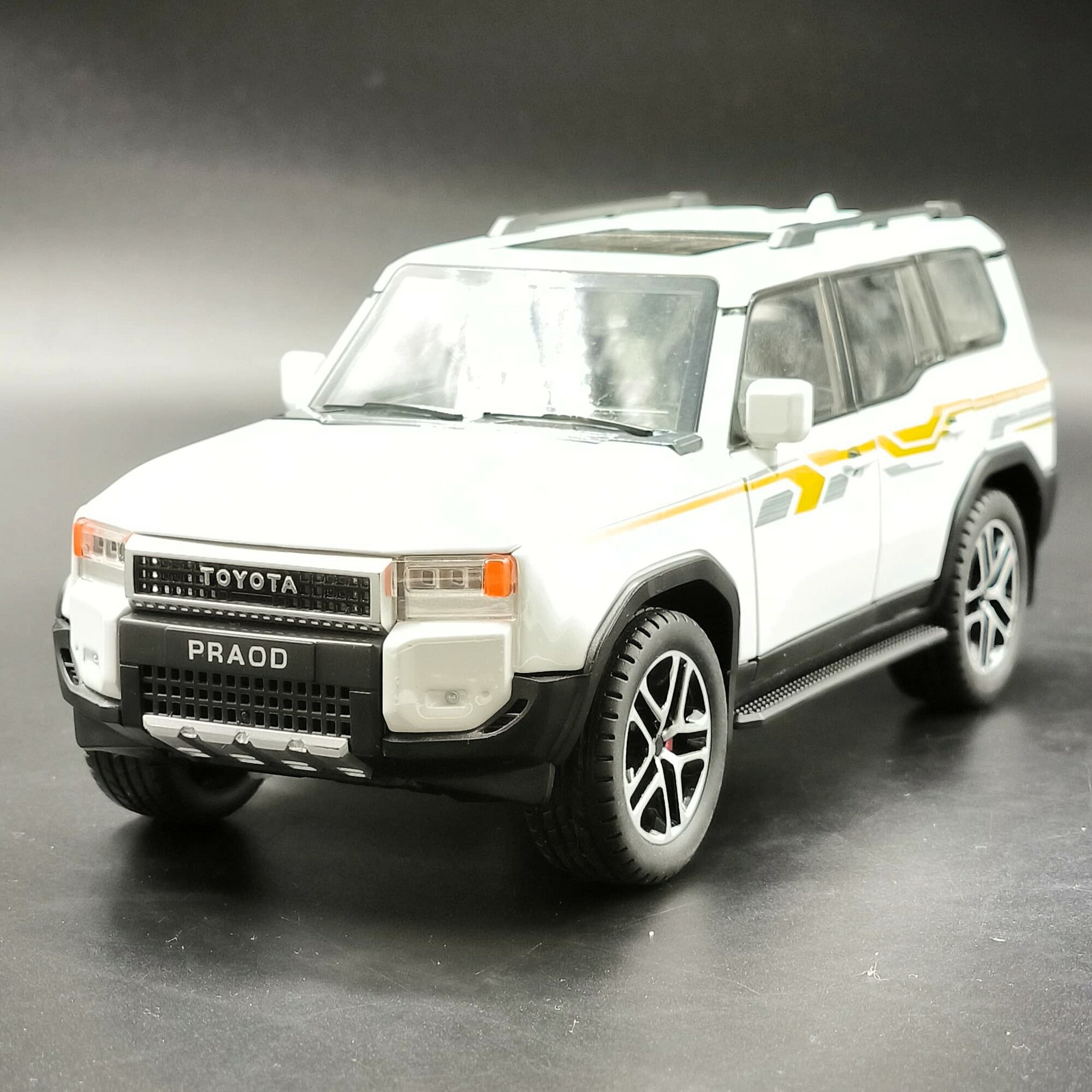 Металлическая модель автомобиля Toyota Land Cruiser Prado 250 с световым и звуковым сопровождением. Масштаб машинки 1:24 (21см)