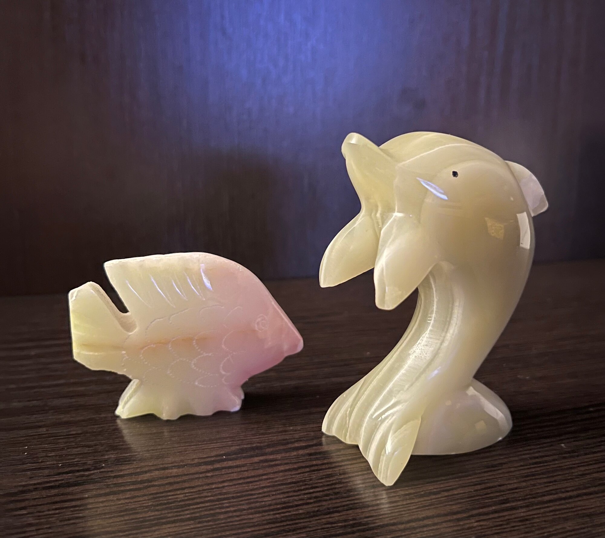 Эксклюзивная дизайнерская пара: дельфин и рыбка из натуральных камней.