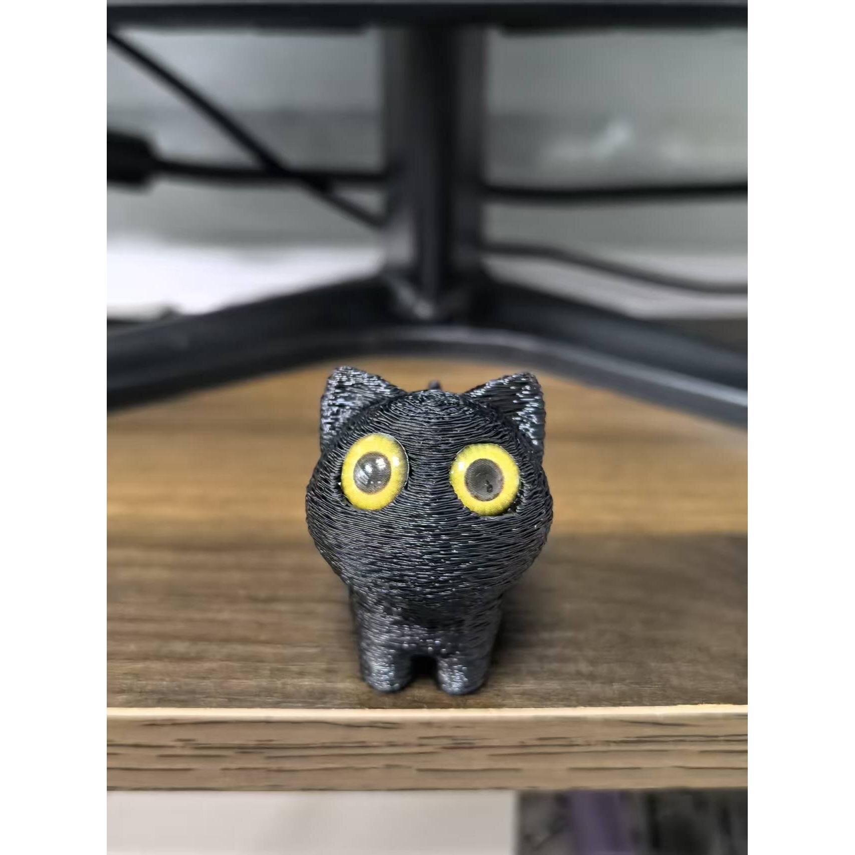 3D-печатная фигурка кота с большими глазами — из PLA смолы, детализированный декор на стол