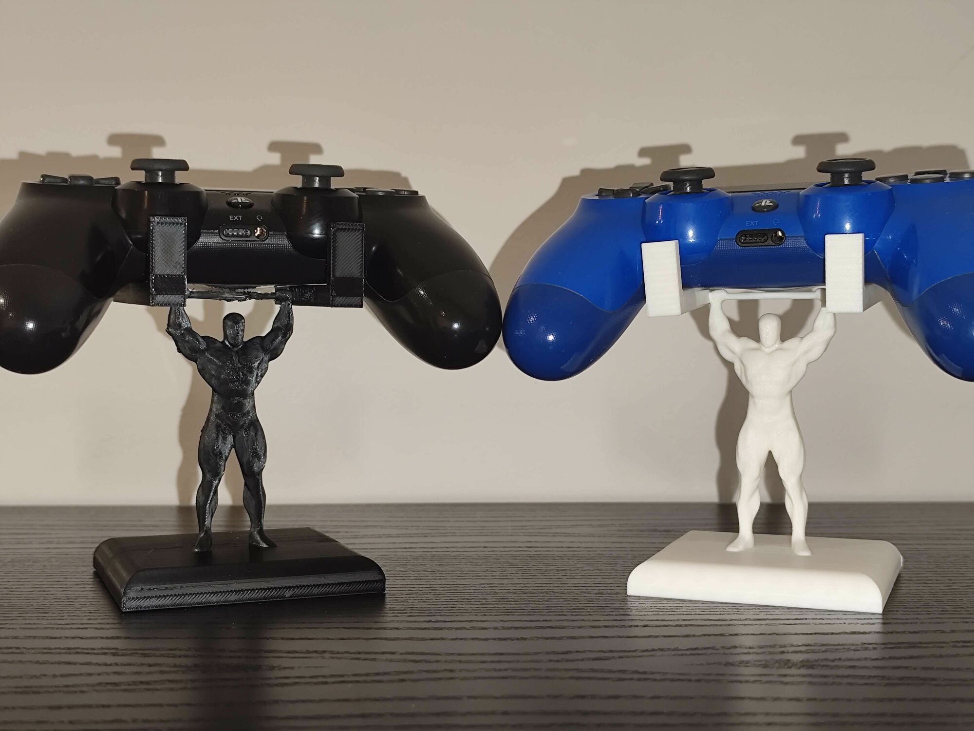 Держатель подставка для геймпада PS4/PS5 Бодибилдер