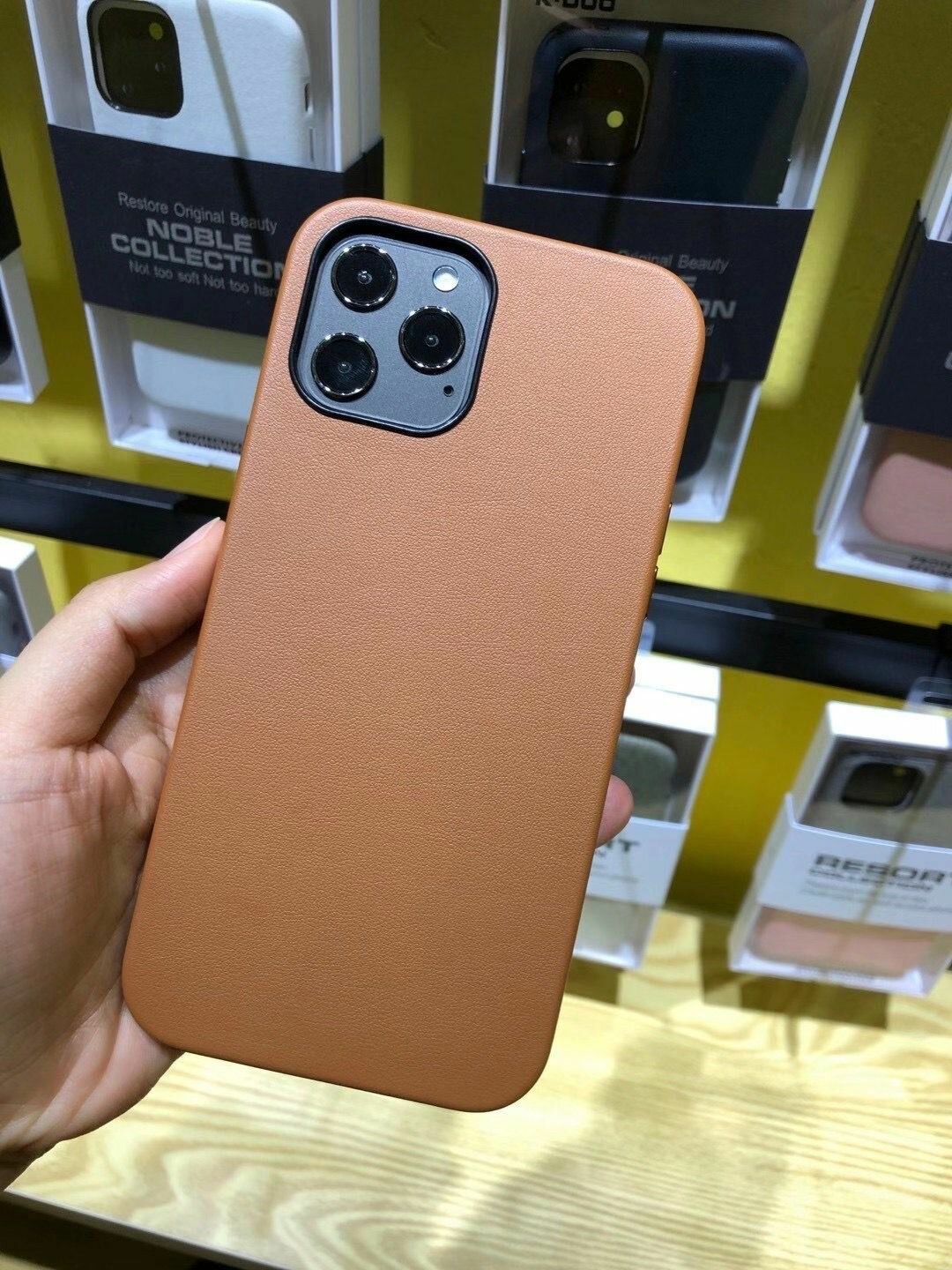 Чехол кожаный Mag Noble c поддержкой беспроводной зарядки для iPhone 13, коричневый