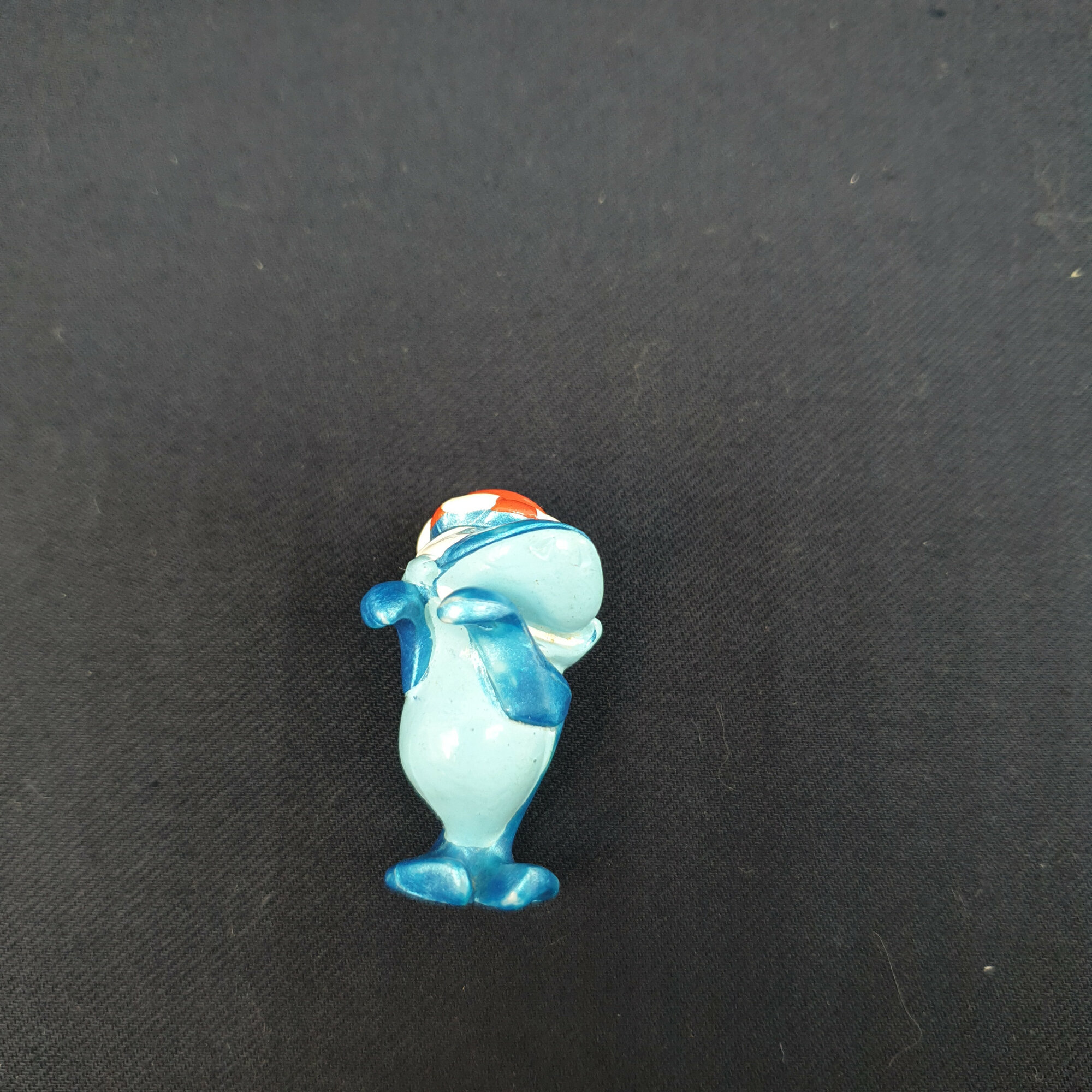 Винтажная игрушка СССР. Фигурка дельфина в красной шапочке, коллекционный сувенир пластик