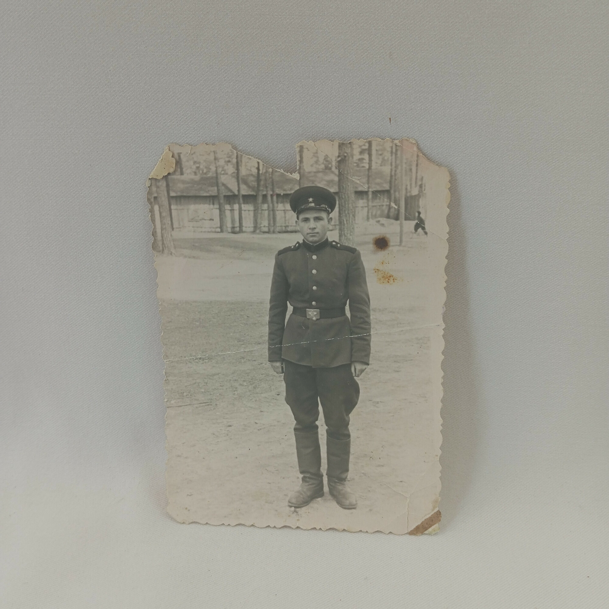 Фотография винтажная, СССР. Черно белый снимок мужчины в военной форме на улице