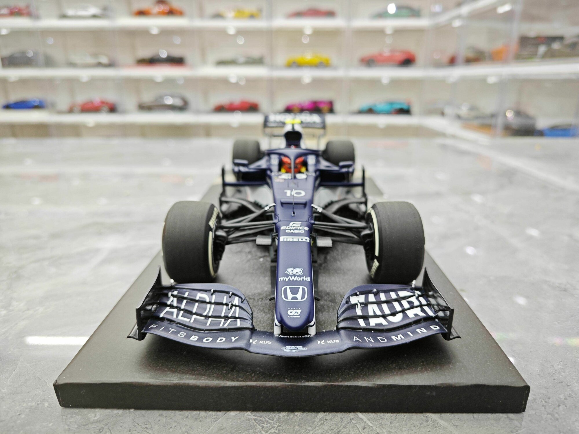 MINICHAMPS Коллекционная модель Scuderia AlphaTauri Honda AT01 Pierre Gasly Bahrain GP 2021 масштаб 1:18 детализированная модель болида с гонки в Бахрейне