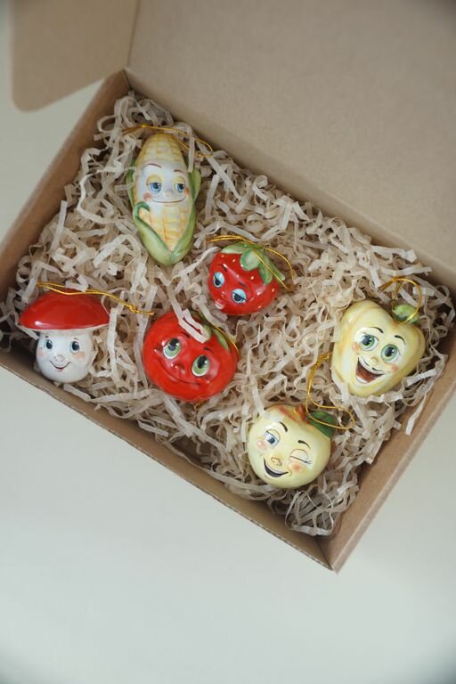 Набор ёлочных игрушек "Фрукты-неФрукты". Ярославская майолика. Керамика ручной работы. Сделано в России.