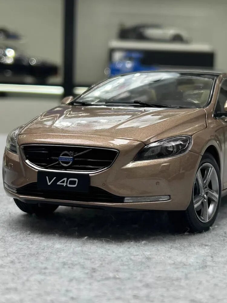 Официальная лицензионная масштабная модель 1:18 VOLVO V40 универсал металлическая коллекционная копия.