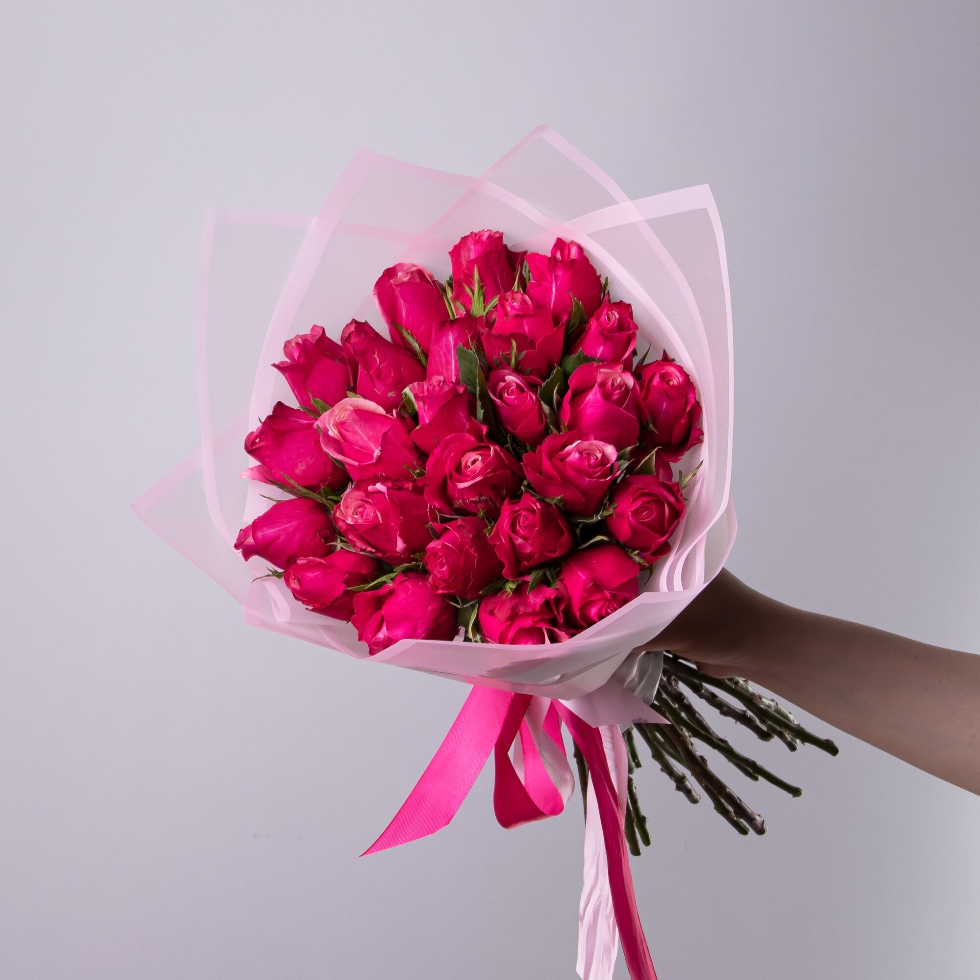 Букет из темно-розовых роз 27 шт Высота 40 см в коробке и аквабоксе от "Простоцветы"
