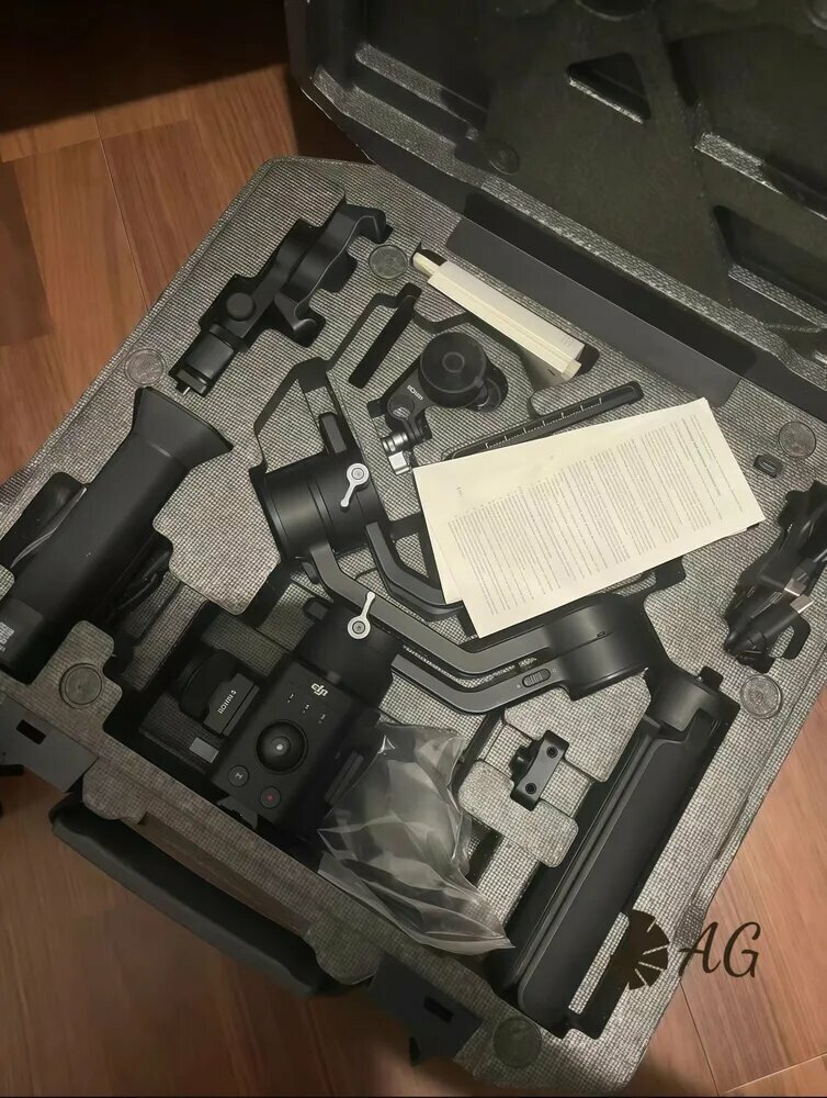 Бестселлер 2024: 3осевой стабилизатор DJI Ronin SC для зеркальных и беззеркальных камер с защитой от вибраций