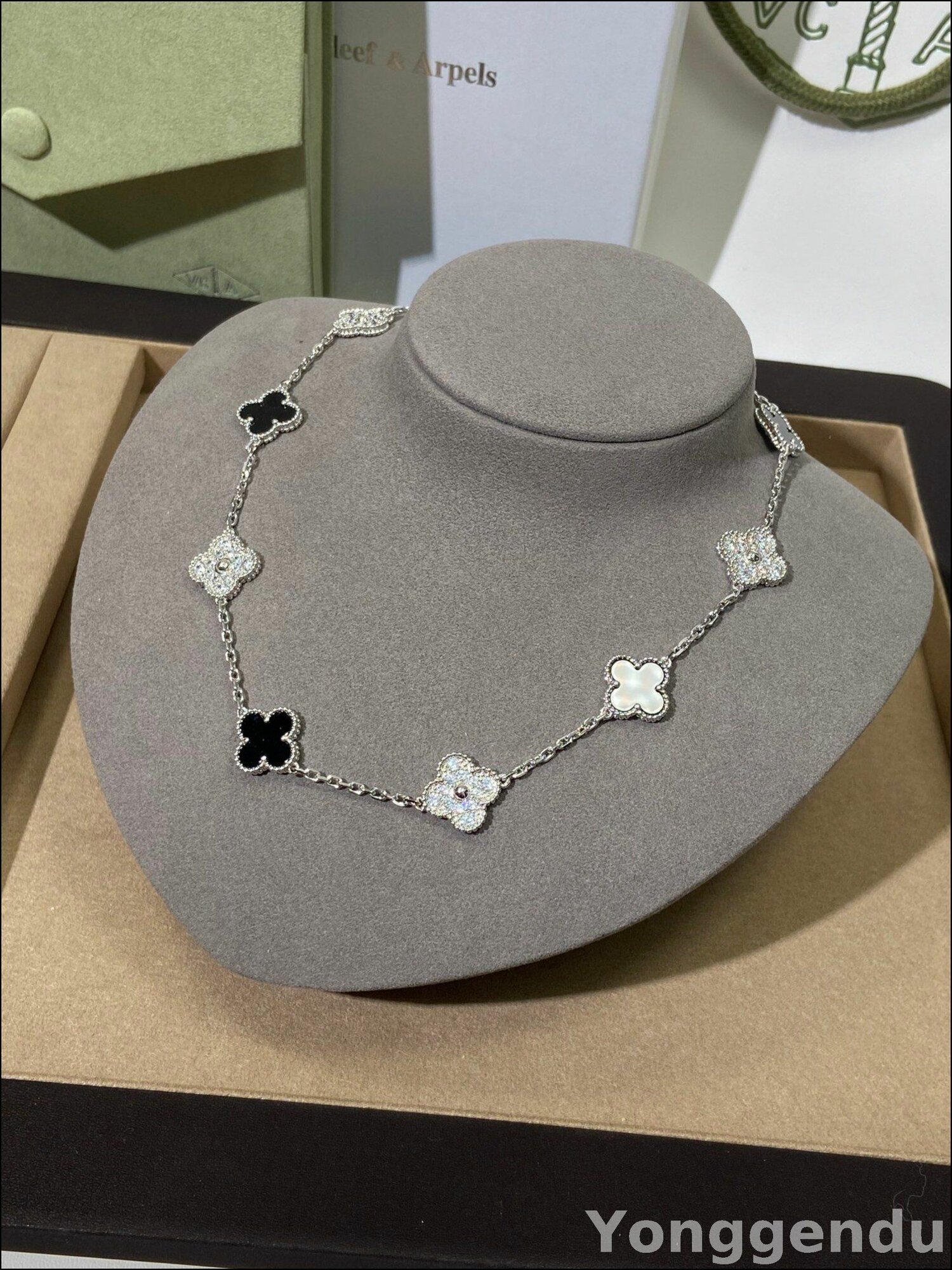 Эксклюзивное ожерелье с подвесками Van Cleef Arpels