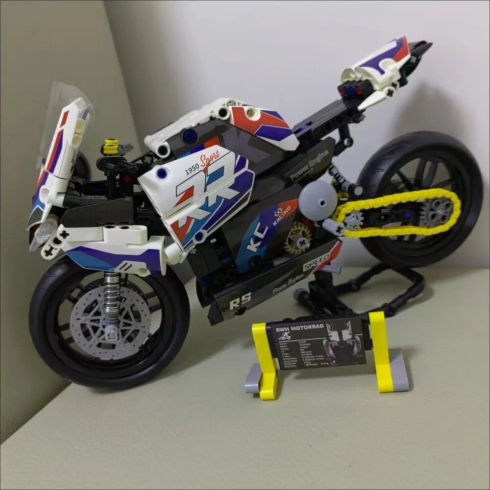 Конструктор1:8"Мотоцикл BMW M 1000 RR". Упаковка в виде цветной коробки.600 Детали упакованы по пакетам.