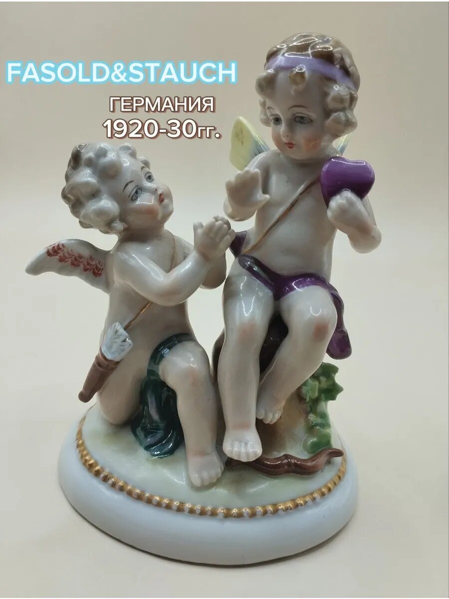 Антикварная фарфоровая статуэтка Путти с сердцем.