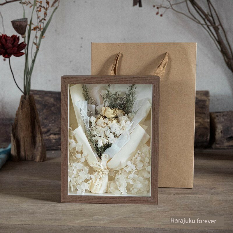 Белая рамка с сухими розами для стола или полки