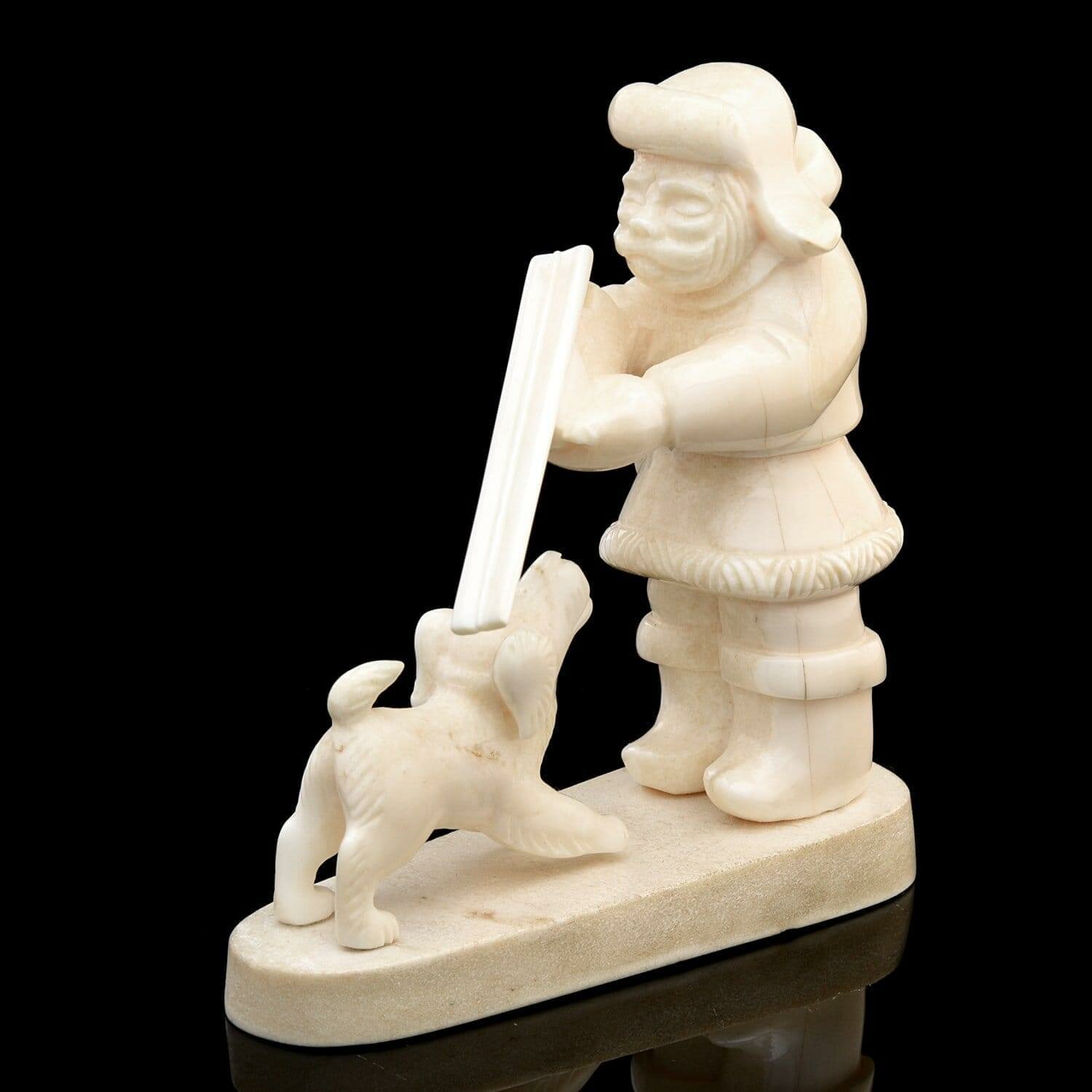 0010216 Бивень моржа Скульптура "Охотник с собакой"