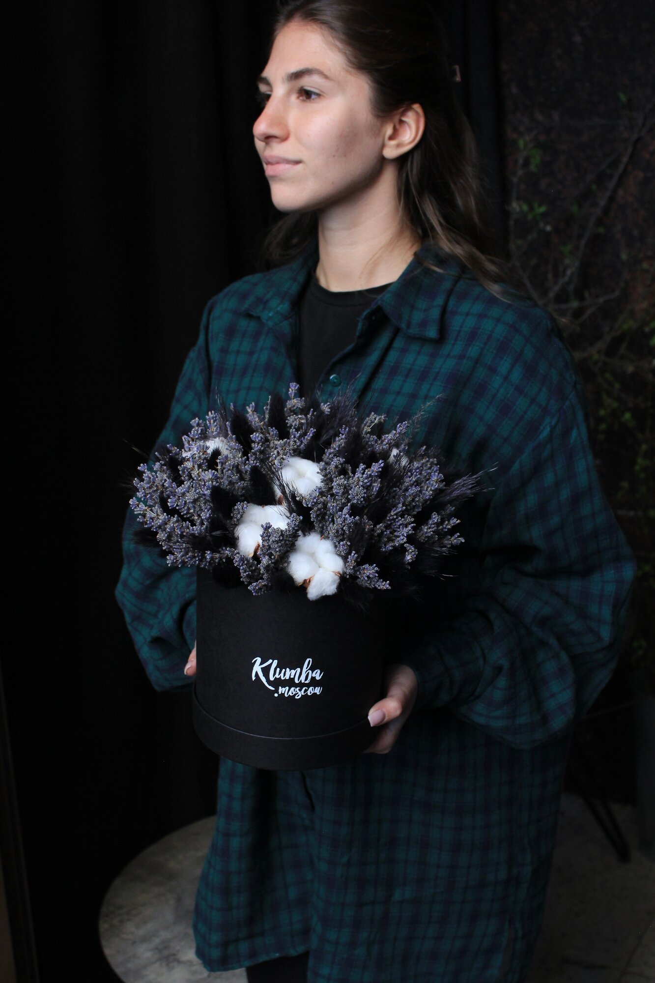 Букет в шляпной коробке из лаванды и хлопка от студии цветов Клумба. Москва