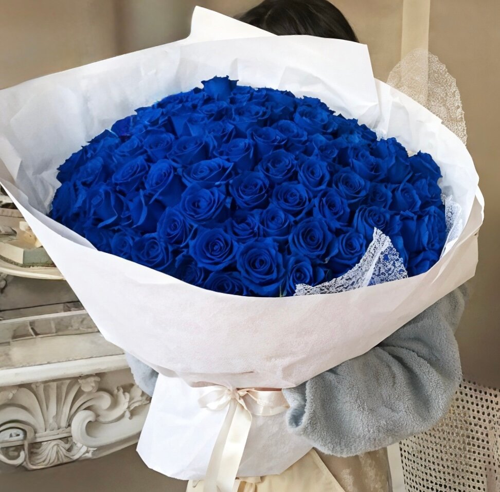 Букет из 101 синей розы в белой стильной упаковке, синие розы
