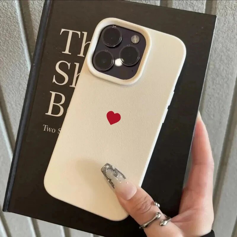 Белый чехол для iPhone 11 с сердцем