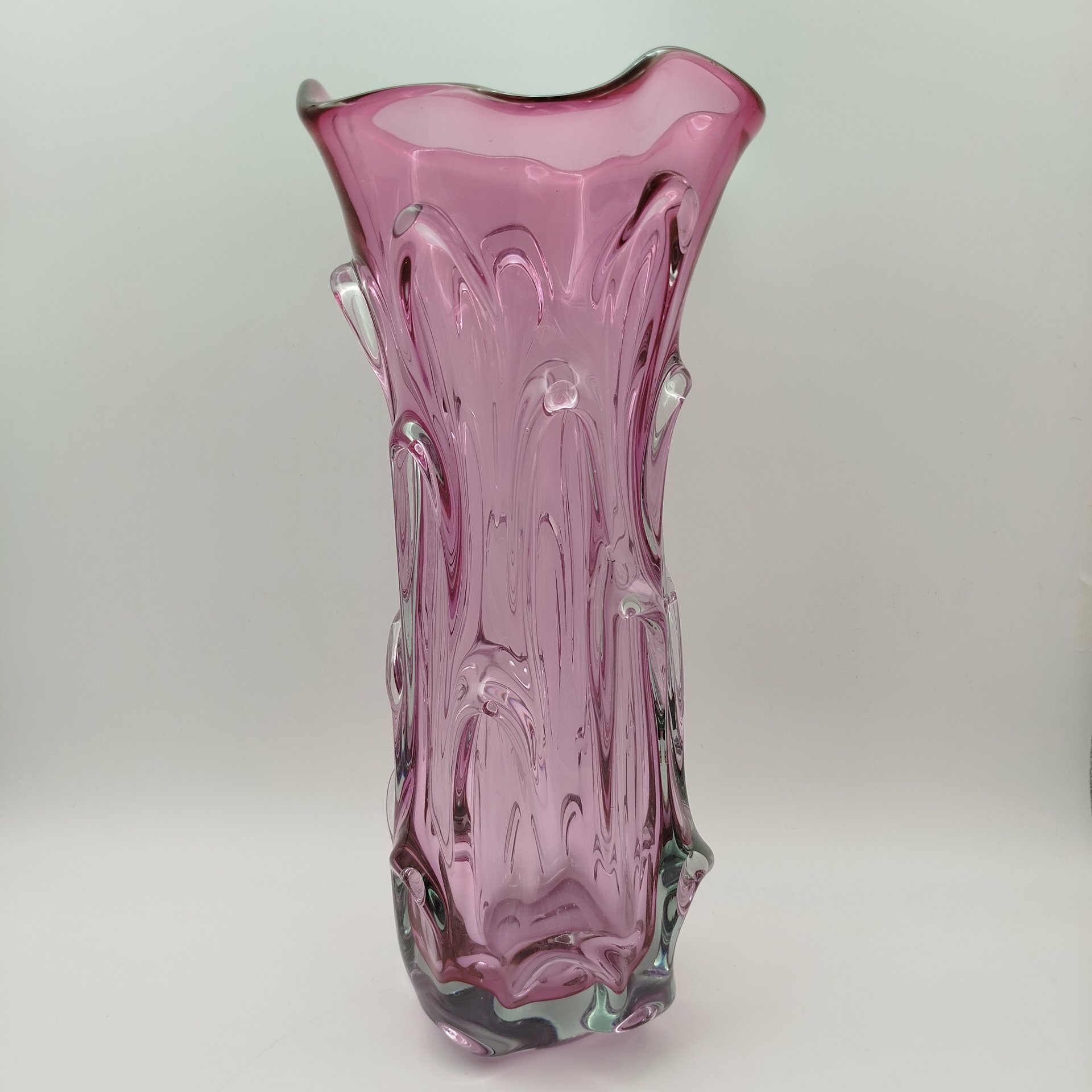 Ваза розового оттенка (большая), цветное стекло, гутная техника, Европа, 1970-1990 гг.
