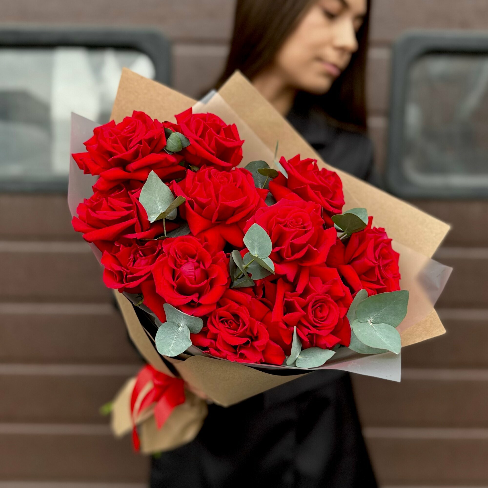 Монобукет SkyFlora "Пламя любви", французские красные розы с эвкалиптом