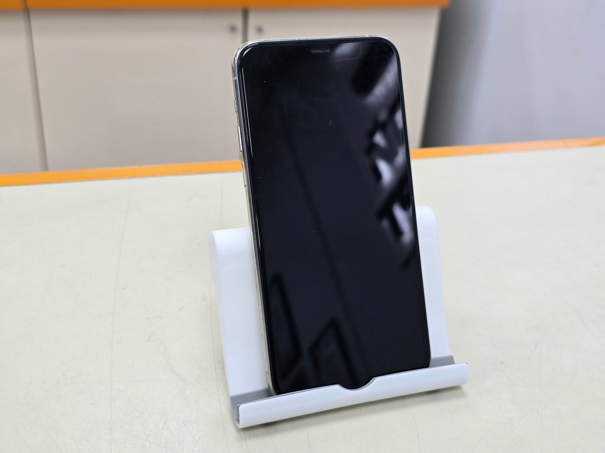 Смартфон Apple iPhone 11 Pro, экран 5.8", камера 3 камеры, 64 Гб，серебристый
