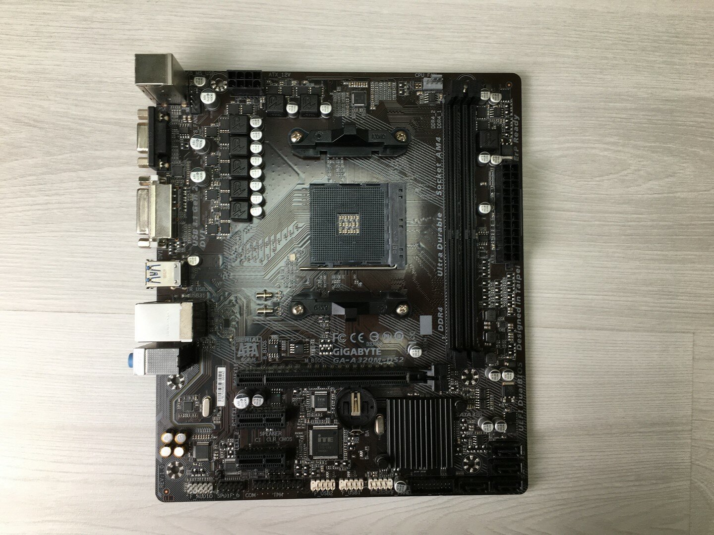 Материнская плата S-AM4 Gigabyte GA-A320M-DS2 AMD A320/2DDR4/PCI-E/VGA/DVI-D/USB3.1/GLAN/Sb/mATX без планки