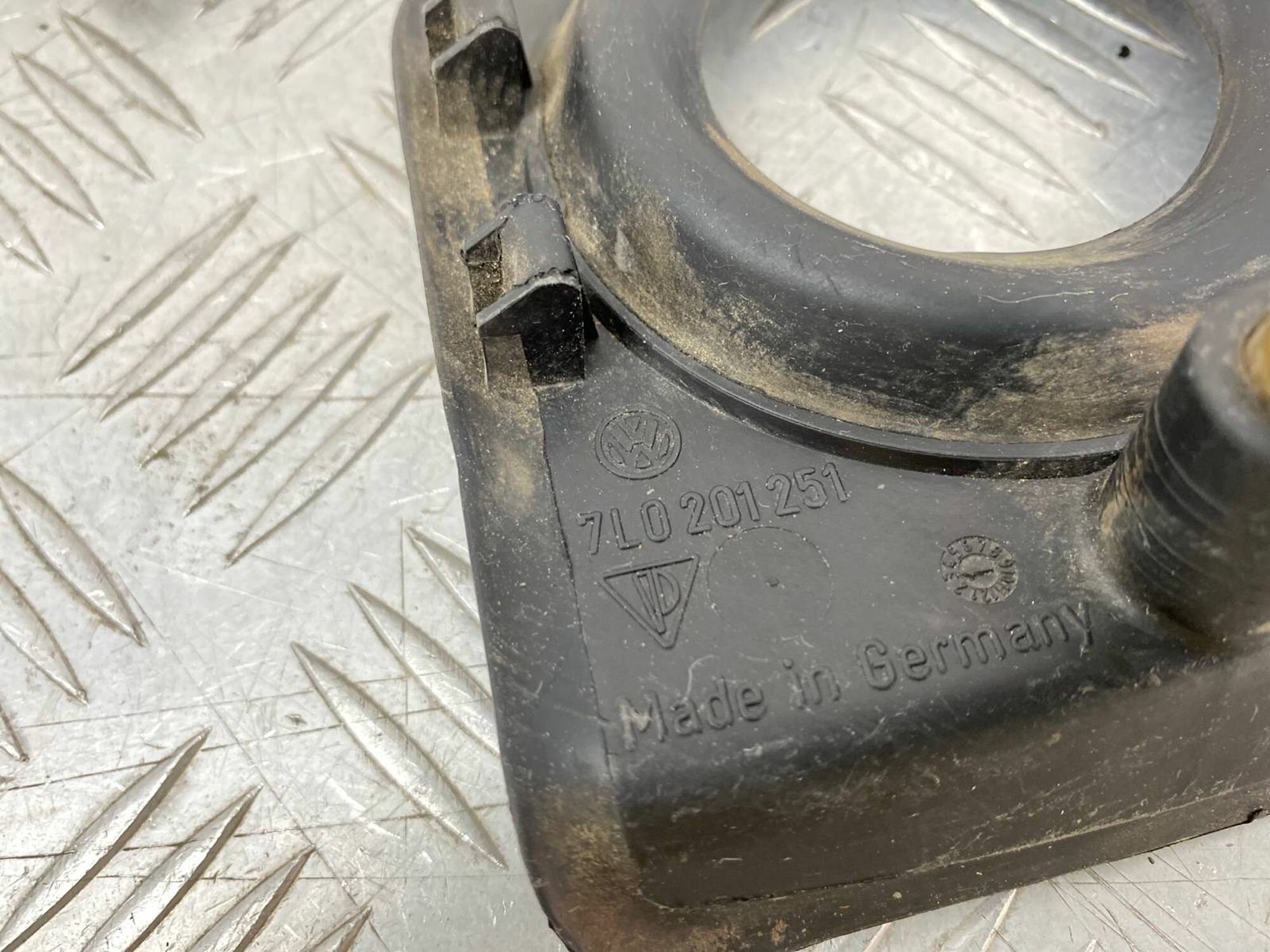 Уплотнитель горловины бензобака Volkswagen Touareg 7L6 AXQ 4 2003 — фото 1