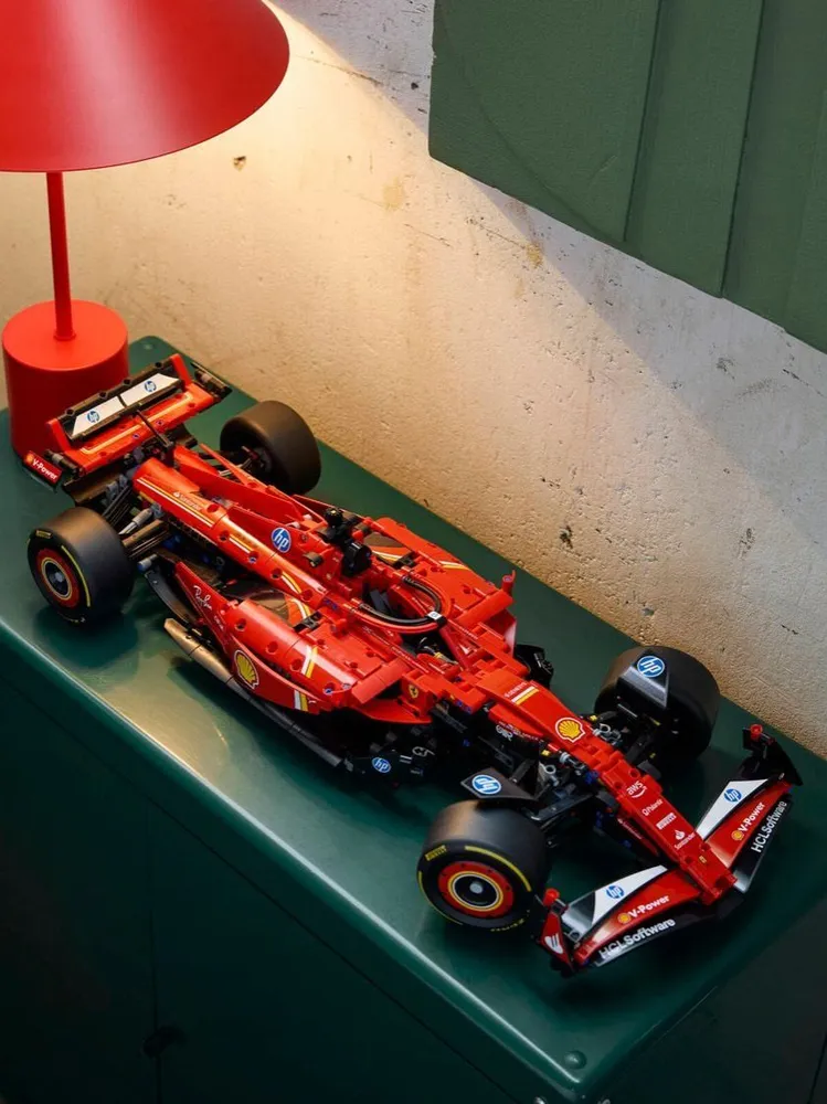 Конструктор Техник "Ferrari SF-24 F1 Car" 1361 деталь (Болид Феррари Формула 1, creator, модель racing спорткар, совместим с lego technic, лего совместимый, подарок для мальчиков)