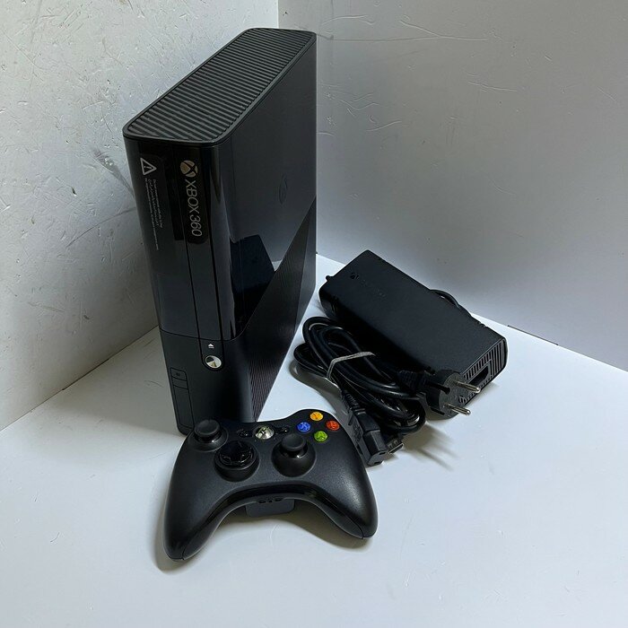 Игровая приставка Microsoft Xbox 360 E 250 ГБ