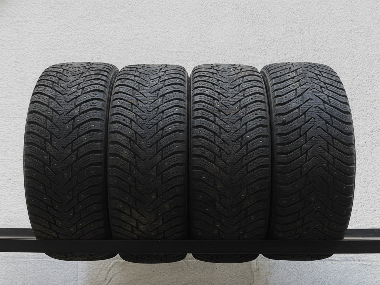 Комплект (4 шт) зимних БУ шин шипованные Nokian Tyres Hakkapeliitta 8 suv 285/60 R18 25% износ TYB377
